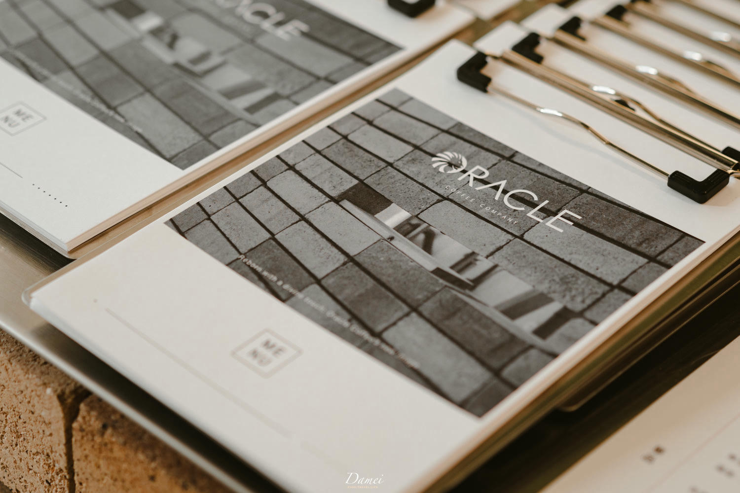 「ORACLE COFFEE 神諭咖啡 駁二店」鹽埕人氣咖啡館，隱藏在銀行倉庫裡，煙燻奶油冷萃是招牌！ – 大妹食旅日常｜台北美食、韓國旅遊、台灣旅遊