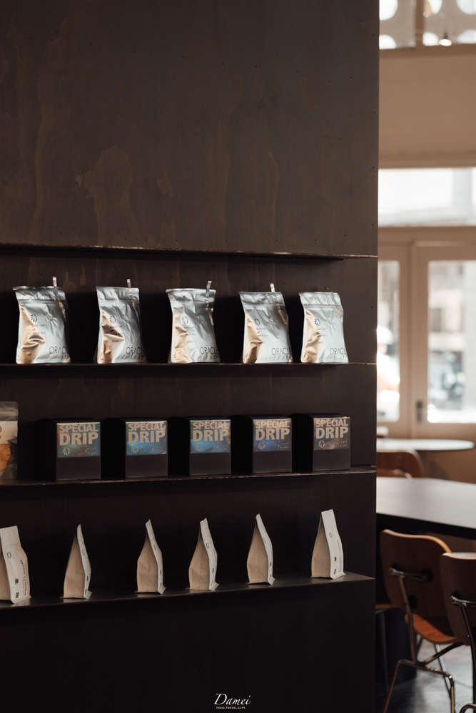 「ORACLE COFFEE 神諭咖啡 駁二店」鹽埕人氣咖啡館，隱藏在銀行倉庫裡，煙燻奶油冷萃是招牌！ – 大妹食旅日常｜台北美食、韓國旅遊、台灣旅遊