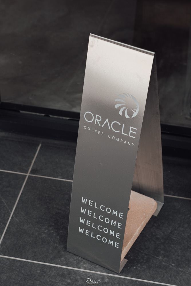 「ORACLE COFFEE 神諭咖啡 駁二店」鹽埕人氣咖啡館，隱藏在銀行倉庫裡，煙燻奶油冷萃是招牌！ – 大妹食旅日常｜台北美食、韓國旅遊、台灣旅遊