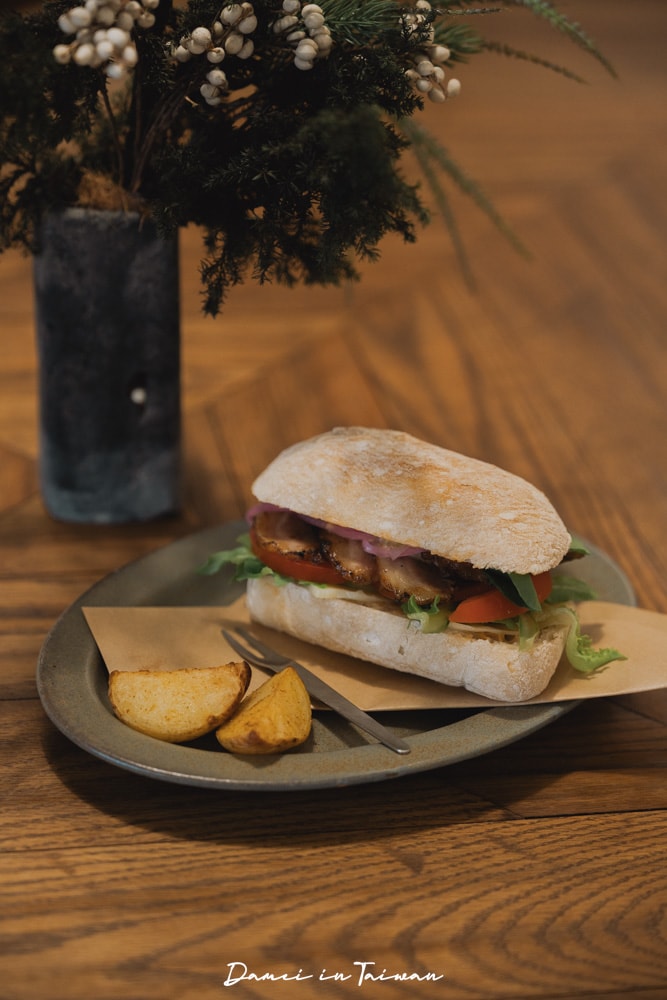 台中西區輕食推薦！「KUSAY」充滿靈魂的義式三明治專賣店，大推肉丸堡 – 大妹食旅日常｜台北美食、韓國旅遊、台灣旅遊